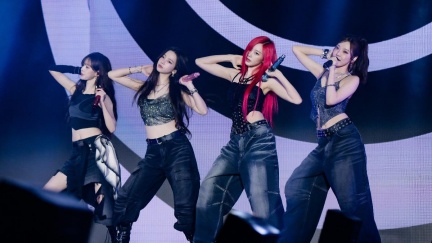 「學姊」好！ 韓團aespa、unigirls搶穿「全台最美校服」│TVBS新聞網