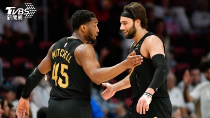 NBA季後賽／咖哩大神發威！柯瑞抖肩轟36分 勇士逆轉勝2：1火箭│TVBS新聞網