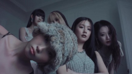 i-dle再來台灣！簽售會熱情中文打招呼 舒華「穿里長伯背心」超台現身│TVBS新聞網