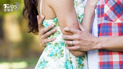 「方向燈要閃幾下」才能轉彎？交通部曝解答：做錯秒噴6000元│TVBS新聞網