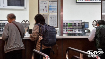 Uber司機擅改路線討小費 雨中丟包女學生│TVBS新聞網