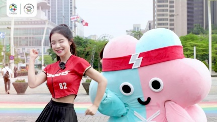 跳水「翻720度變炸彈」 玩家從懸崖跳到室內│TVBS新聞網