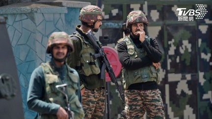 導彈掛架變廢鐵！央視釋多段影片 證實殲-10CE擊落飆風戰機│TVBS新聞網