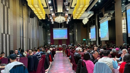 掃地掃一半遭疑AIT車隊撞 闆娘頭破縫15針│TVBS新聞網