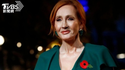 直擊／IVE美貌驚艷高雄700粉 兪眞小露肚皮現身、張員瑛超親切揮手│TVBS新聞網