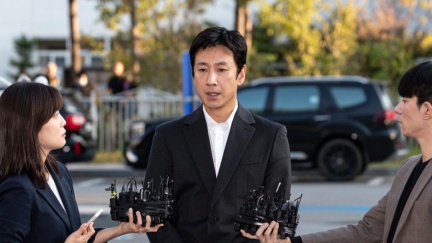 蘇志燮送《無赦之仇》全劇組一塊黃金 羅PD驚呼「曝業界實情」│TVBS新聞網