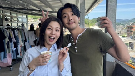 BTS成員RM、V退伍啦！超帥軍服拍貼照曝光 全員回歸倒數計時│TVBS新聞網