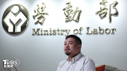 阿嬤Cos「高中制服妹」買菸！店員少1動作秒噴25萬 一票遇過│TVBS新聞網