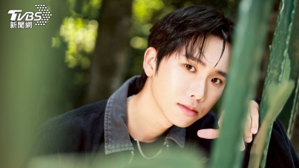 賀瓏、Albee爆熱戀！牽手、捧臉全被拍 網挖她4月貼文藏玄機│TVBS新聞網