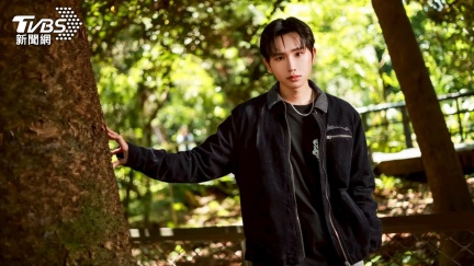 賀瓏、Albee爆熱戀！牽手、捧臉全被拍 網挖她4月貼文藏玄機│TVBS新聞網