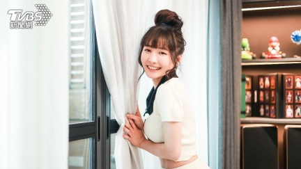 賀瓏、Albee爆熱戀！牽手、捧臉全被拍 網挖她4月貼文藏玄機│TVBS新聞網