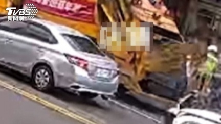 不滿校園提早限制機車出入 新生無奈徒步1km搬行李│TVBS新聞網