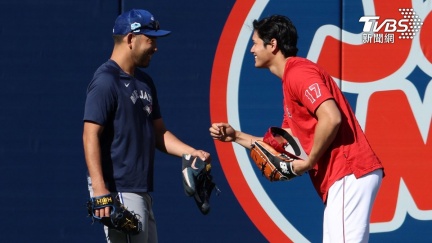 MLB／BTS V來了！開球前與大谷翔平握手、擁抱畫面曝│TVBS新聞網