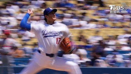 MLB／BTS V來了！開球前與大谷翔平握手、擁抱畫面曝│TVBS新聞網