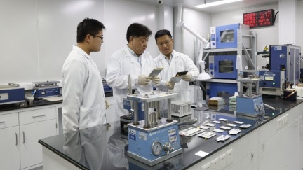 耐摔又抗菌！Simmpo推新代保護貼 阻抗90%有害藍光│TVBS新聞網