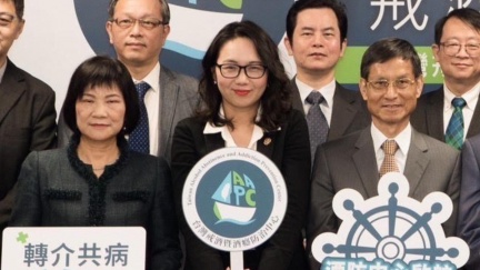 阿嬤Cos「高中制服妹」買菸！店員少1動作秒噴25萬 一票遇過│TVBS新聞網