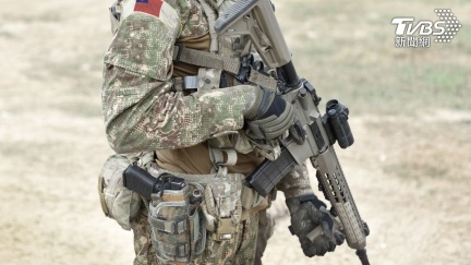 007座駕變掀蓋車！1400萬奧斯頓馬丁撞車 駕駛棄車落跑│TVBS新聞網