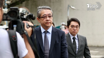 快訊／柯文哲獲釋！配戴電子腳鐐「換KP上衣」 陳佩琪微笑挽手│TVBS新聞網