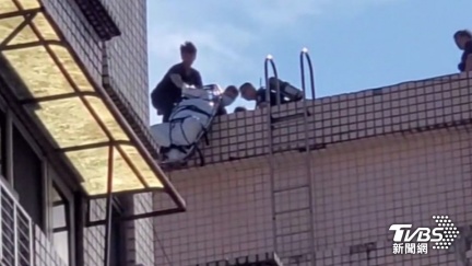 快訊／國1高架桃園段火燒車 貨車後斗枯葉起火濃煙竄天│TVBS新聞網