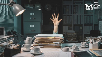 月領33K週休二日！她苦惱「該繼續嗎」 網見學歷直呼：不值得│TVBS新聞網