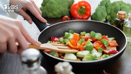 月領33K週休二日！她苦惱「該繼續嗎」 網見學歷直呼：不值得│TVBS新聞網