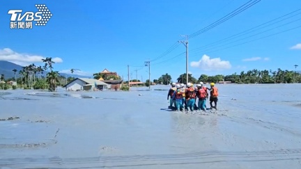 You are my destiny！台中外籍男「錢包掉了」 隔壁大叔拿著正要交給警察│TVBS新聞網