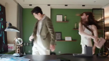 禮服遭潑墨？趙露思出席典禮「穿10年前舊款」 認了：BUG肯定存在│TVBS新聞網