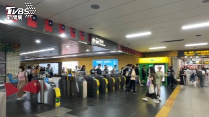 不用找實體卡了！台中捷運首創 刷「ApplePay」秒進站│TVBS新聞網