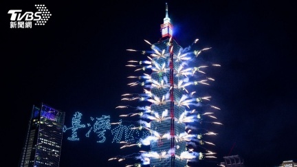 台北101變身寶可夢夜市樂園 超萌「6米巨型皮卡丘」等你拍│TVBS新聞網