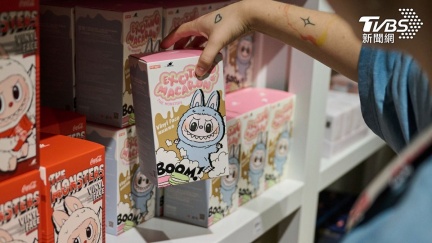 泡泡瑪特憑「醜萌IP」上半年收630億 抽隱藏版比買萬元精品包還高興│TVBS新聞網