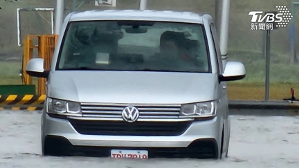 買蔥肉餅險遭撞飛！ 公車闖紅燈還叭人 去年也曾撞倒騎士 │TVBS新聞網