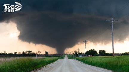 泰國高鐵施工起重機砸中列車 出軌起火釀22死80傷│TVBS新聞網