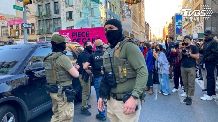 破門擅闖逮人！ 美反ICE示威激烈 催淚彈波及嬰兒 │TVBS新聞網