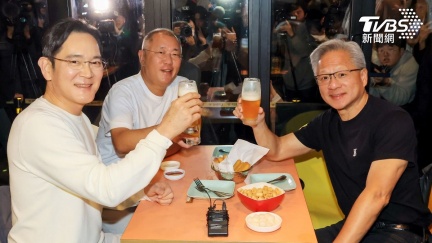 三星發表首款三摺疊手機 一開秒變10吋平板、定價高達7.6萬│TVBS新聞網