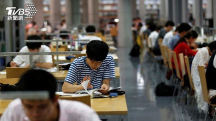 真「躺贏」！陸躺平大賽240人比久 冠軍狠男尿布硬躺33.5小時│TVBS新聞網