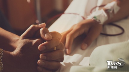 一家三口12年跌倒數百次！他詐保2800萬擁260條金條、7套房│TVBS新聞網