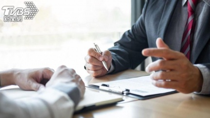 婚宴「包3100元玩具鈔」還塞保險名片 新人氣炸：哪來的臉│TVBS新聞網