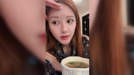 禮服遭潑墨？趙露思出席典禮「穿10年前舊款」 認了：BUG肯定存在│TVBS新聞網