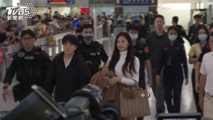 TWICE驚喜二安！ 限定神曲TT嗨翻全場 3成員「揪吃火鍋」│TVBS新聞網