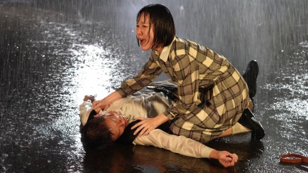 林莎「深夜大口吃」不回家！天菜男星一路緊隨 畫面全被拍│TVBS新聞網