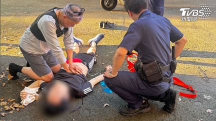 「先生你壓得很好」57歲騎士心肌梗塞倒臥 熱心路人CPR救命關鍵曝│TVBS新聞網