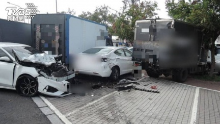 快訊／國1北上汐止段翻車事故 轎車180度逆向佔據三車道│TVBS新聞網