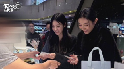 AAA／IU奪傳奇大獎上台靦腆甜笑「不知所措」 GD無預警現身嚇壞全場粉絲│TVBS新聞網