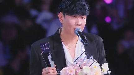 AAA頒獎首日！IU「獎拿不完」奪最大獎 林俊傑合體WOODZ飆高音│TVBS新聞網