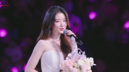 AAA頒獎首日！IU「獎拿不完」奪最大獎 林俊傑合體WOODZ飆高音│TVBS新聞網