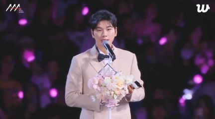 AAA頒獎首日！IU「獎拿不完」奪最大獎 林俊傑合體WOODZ飆高音│TVBS新聞網