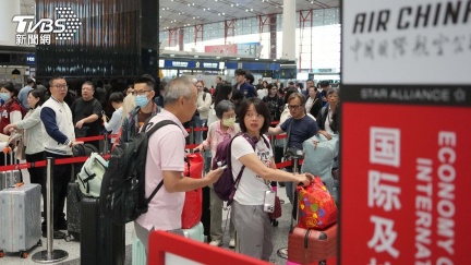 拒檢狂飆撞爛警車被開6槍 高雄男喊「別嚇我」跑8hrs落網│TVBS新聞網