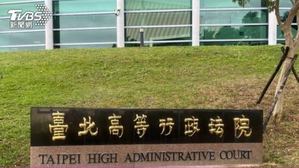 北車遭煙霧彈攻擊！57歲男欲攔阻命危 警封鎖M7、M8出口│TVBS新聞網