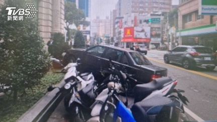 北車遭煙霧彈攻擊！57歲男欲攔阻命危 警封鎖M7、M8出口│TVBS新聞網