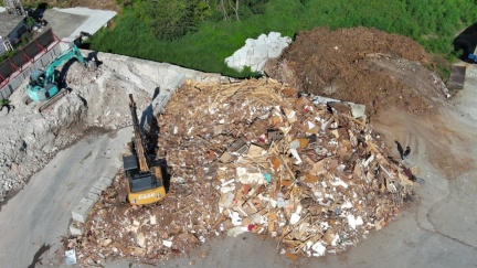 一家三口12年跌倒數百次！他詐保2800萬擁260條金條、7套房│TVBS新聞網